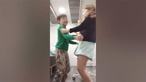 пытаюсь заставить брата танцывать шок Youtube