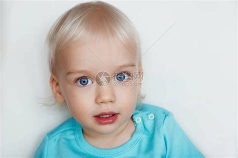 金发碧眼的可爱男孩高清图片下载 正版图片502530837 摄图网