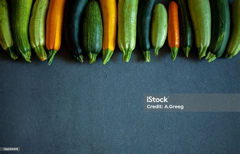 녹색 노란색 오렌지 흰색다른 색상의 신선한 호박 텍스트를 위한 장소와 어두운 상단보기에 야채를 수확합니다 테이블에 호박 세트 공간을 복사합니다 정물 0명에 대한 스톡 사진