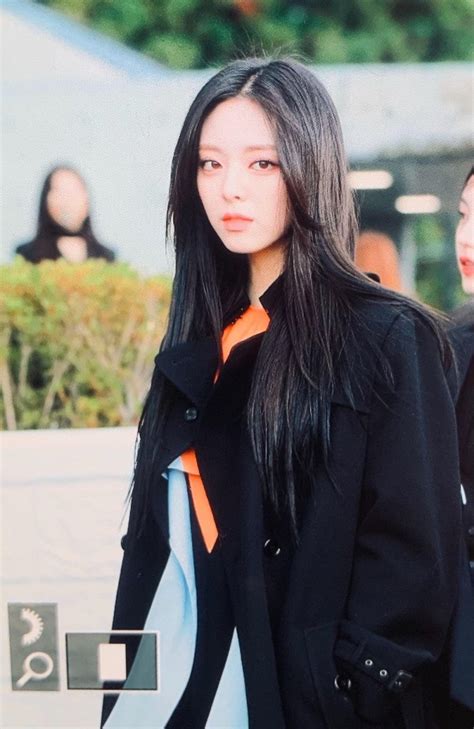 Fans And Netizens Alike Say Itzys Yuna Looks Like A Real Life Doll