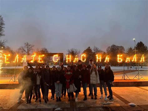 Гореща изненада Ученици от Врачанско поканиха класната си на бал по уникален начин снимки