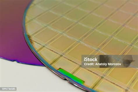 실리콘 웨이퍼 두 가지 유형 빈 회색 웨이퍼와 마이크로 칩이있는 금 웨이프 0명에 대한 스톡 사진 및 기타 이미지 0명