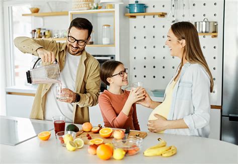 여자 임산부 건강 주스 과일 부엌 가족 아이 신선한 다이어트 어머니 준비 믹서기 음료 임신 아버지 딸 홈 본딩 먹기에 대한 스톡 사진 및 기타 이미지 Istock