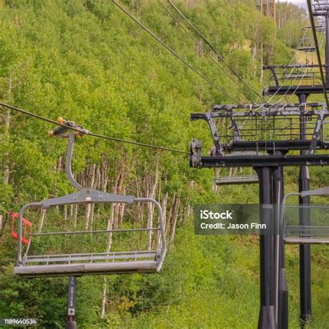 비수기에는 두꺼운 녹색 나무가있는 스키 산 위에 케이블을 장착한 스퀘어 체어리프트 0명에 대한 스톡 사진 및 기타 이미지 0