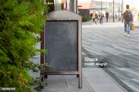 거리의 간판 빈 메뉴 보드 스탠드 레스토랑 보도 칠판 간판 야외 카페 근처의 독립형 A 프레임 칠판 텍스트용 복사공간 선택적 초점 야외에 대한 스톡 사진 및 기타 이미지