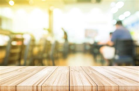 흐리게 커피 숍 인테리어 배경 빈 나무 테이블 탑 프리미엄 사진