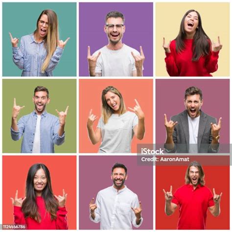 그룹 사람 여자와 남자의 콜라주 화려한 고립 된 배경 위에 손으로 바위 기호를 수행 미친 표정으로 외치는 음악 스타 무거운 개념입니다 개념에 대한 스톡 사진 및 기타 이미지