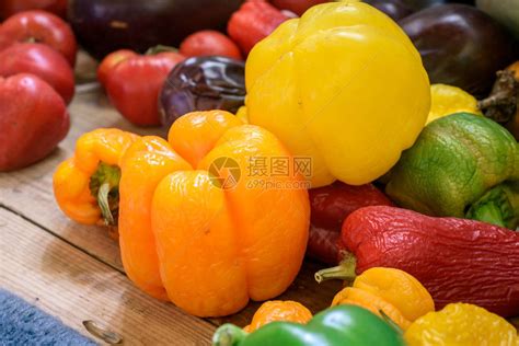 色彩鲜艳的有机本土辣椒和西红柿的宏观特写高清图片下载 正版图片504314926 摄图网
