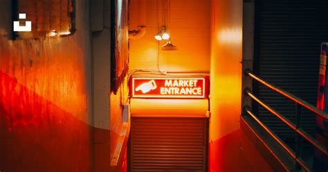 붉은 빛이 나오는 어두운 복도 사진 Unsplash의 무료 파이크 플레이스 마켓 이미지