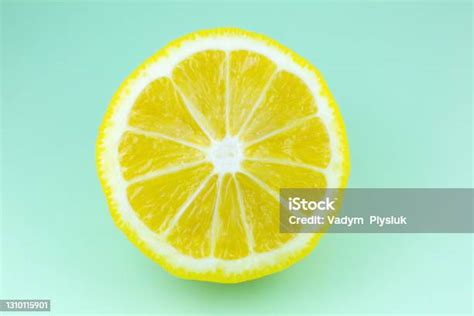파란색 배경에 레몬 질감의 사진을 닫습니다 과일 반 내부 매크로 보기로 잘라 감귤류 과일에 대한 스톡 사진 및 기타 이미지 감귤류 과일 건강한 식생활 과일 Istock