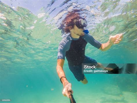 화려한 물고기와 해양 생물과 깊은 푸른 바다에서 수중 산호초 풍경을 탐험 젊은 남자 스노클링 30 34세에 대한 스톡 사진 및 기타 이미지 Istock