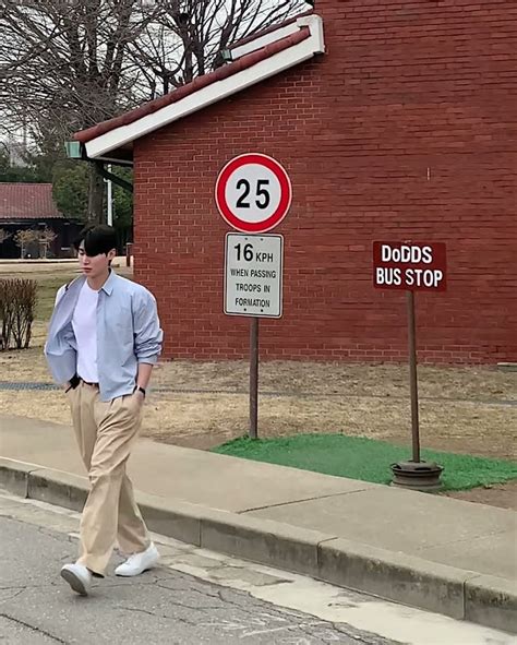 남자 코디 낙낙한 실루엣 크롭한 기장감 남녀 누구나 부담 없이 착용하기 좋은 미니멀 크롭 셔츠 남자 쇼핑몰 추천 Youtube