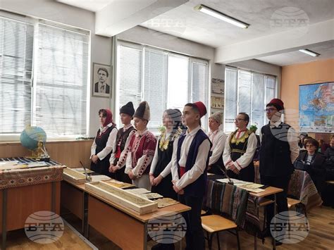 В Профилирана гимназия „Константин Фотинов“ в Самоков се състоя урок по родолюбие за патрона й