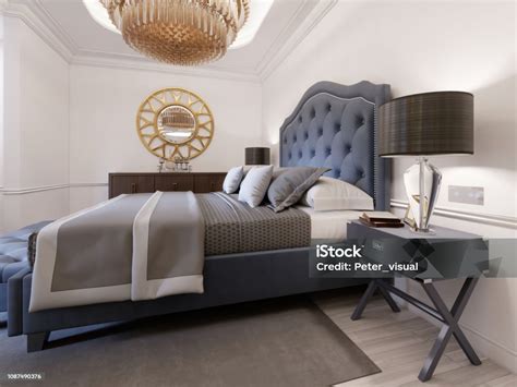 현대 침대 머리 맡 테이블 램프와 클래식 블루 스타일 이상 대형 유리 샹들리입니다 장식과 황금 거울 위의 드레 서 현대 침실입니다 모던 양식에 대한 스톡 사진 및 기타