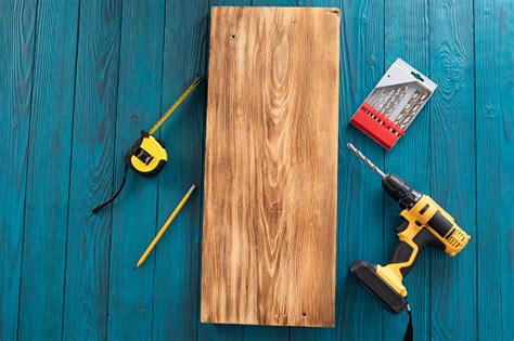 파란색 유니폼을 입은 핸디맨은 전기 자동 드라이버와 함께 작동합니다 주택 개조 개념 전기공에 대한 스톡 사진 및 기타 이미지 전기공 0명 Diy Istock