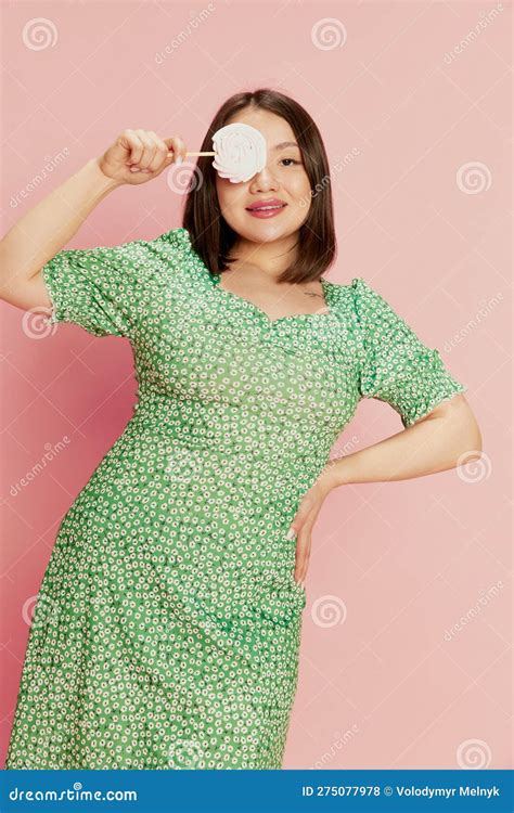 Portrait D Une Belle Jeune Fille Asiatique En Robe Verte Mignonne Mangeant Des Bonbons Debout