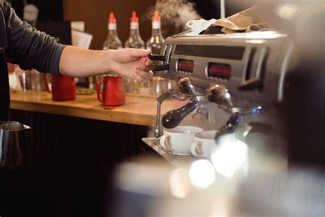 바리 스타는 카페에서 에스프레소 머신이 있는 커피 라 떼 아트를 만든다 남자에 대한 스톡 사진 및 기타 이미지 남자 따르기 레스토랑 Istock