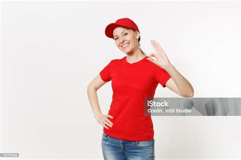 배달 친절 한 여자 빨간색 유니폼에 흰색 배경에 고립 모자 티셔츠 청바지 택배 또는 확인 제스처를 보여주는 딜러로 일하고 있는 전문 백인 여성 광고에 대 한 공간을 복사