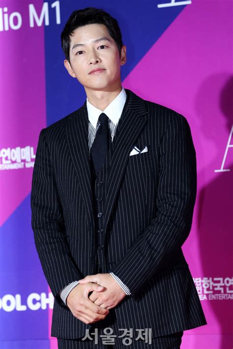 송중기 한 아이 아빠 됐다…로마서 득남 [전문] 서울경제