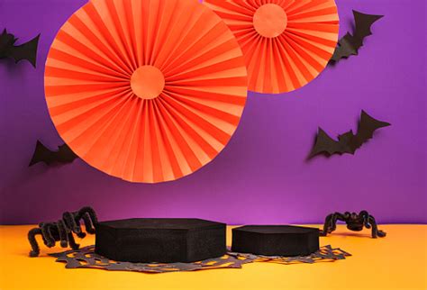 제품 디스플레이 할로윈 장식 파티 휴일 스튜디오는 박쥐 호박 거미줄과 함께 주황색과 보라색 배경으로 설정되었습니다 10월에 대한 스톡 사진 및 기타 이미지 Istock