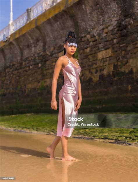 해변에서 맨발로 포즈를 취하는 분홍색 실크 드레스에 머리띠를 한 어두운 피부의 미국 여성 땋은 머리에 대한 스톡 사진 및 기타 이미지 땋은 머리 관능 나이 Istock