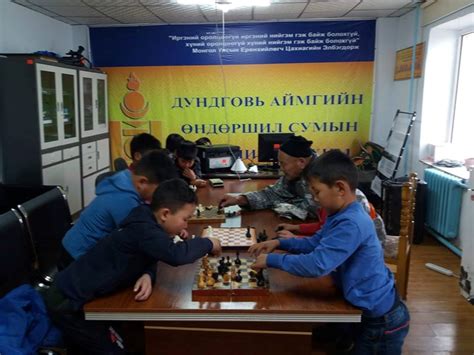 Сумын ИТХ ын дэргэд шатрын дугуйлан хичээллүүлж байна