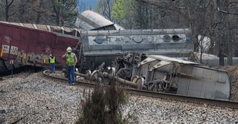 美国“毒列车”运营公司再有列车出轨 同天ceo听证会上被居民痛批事故铁路阿兰·肖