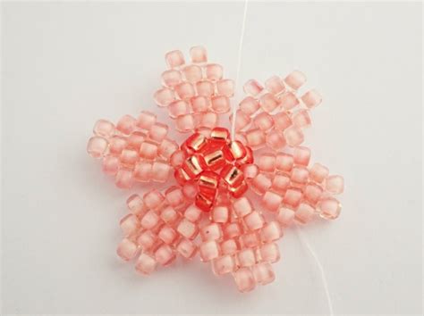 Маленький цветочек из бисера МК The Artisan Duck В этом уроке используются только два цвета