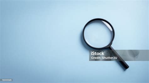 흰색 파란색 파스텔 배경에 빈 렌즈 검은색 돋보기가 있습니다 편평한 위치 목표와 검사는 과학 장비 공구 개념을 조사합니다 경찰 법의학 테마입니다 복사 공간 돋보기 광학