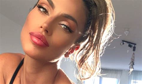 Zien Elise Schaap Geeft Veel Prijs In Pikante Ferry De Serie Outfit