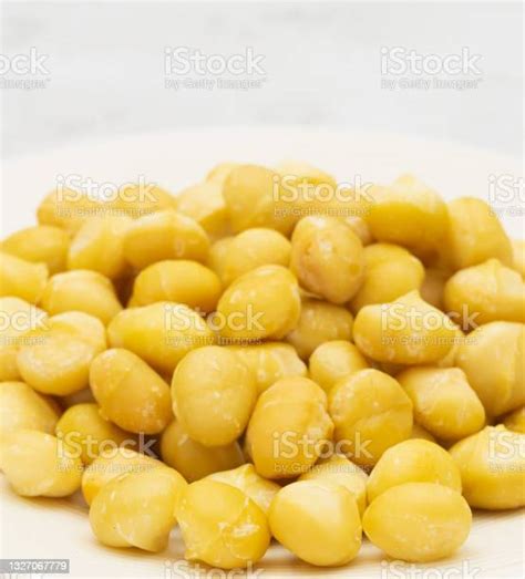 복사 공간으로 돌 배경에 접시에 원시 마카다미아 씨앗을 닫습니다 건강한 식생활에 대한 스톡 사진 및 기타 이미지 건강한 식생활 견과 나무 Istock