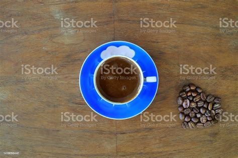 블루 커피 컵과 나무 배경에 구운 태국 커피 콩에 뜨거운 블랙 커피의 클로즈업과 최고 전망 0명에 대한 스톡 사진 및 기타 이미지 Istock