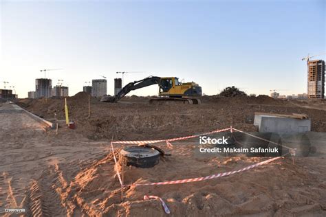 건설 현장에서 토목 공사에 굴삭기 기초 공사와 도로 건설에 백호 0명에 대한 스톡 사진 및 기타 이미지 0명 개발 건설 기계류 Istock
