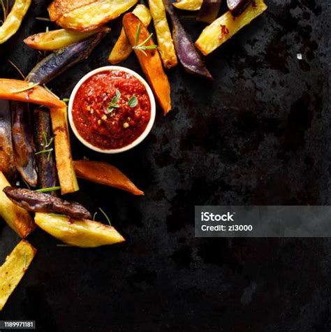감자 튀김 검은 배경에 매운 토마토 소스와 허브와 향신료를 뿌린 감자의 다른 종류와 색상에서 구운 감자 튀김 0명에 대한 스톡 사진 및 기타 이미지 Istock