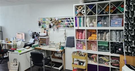 텅 빈 매장 안 절박함…손끝에서 피어나는 ‘나의 삶 [ Txt]