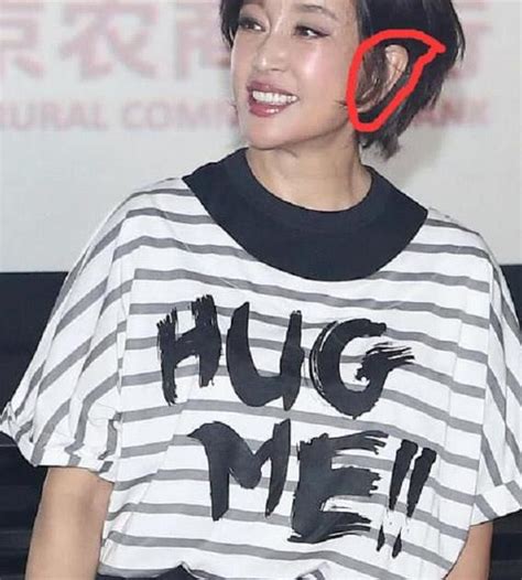 63岁刘晓庆近照美成少女，拉近细看吓出冷汗！网友：换了个耳朵？ 每日头条