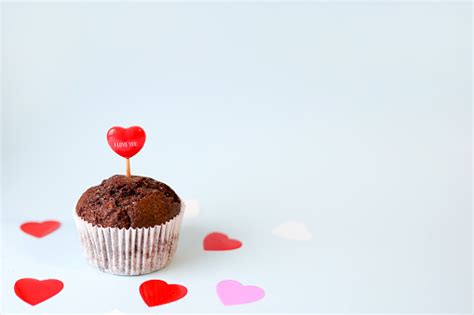 복사 공간이있는 파란색 배경에 빨간 하트가있는 컵 케이크를 좋아하십시오 0명에 대한 스톡 사진 및 기타 이미지 0명 가정 생활 갈색 Istock
