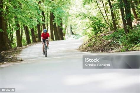 먼 길 화창한 날에는 숲속의 아스팔트 도로에서 자전거를 타는 자전거 건강한 생활방식에 대한 스톡 사진 및 기타 이미지 건강한 생활방식 나무 녹색 Istock