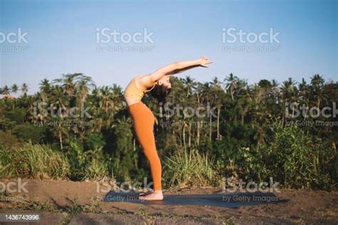 활동적인 착용에 젊은 백인 여성 재현 하 고 아침 요가 연습에 편안한 유지 건강 한 몸과 정신 초원에 서 아사나에 스트레칭 근육 느낌 20 24세에 대한 스톡 사진 및 기타
