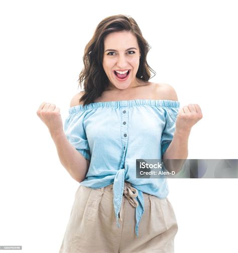 하얀 배경에 고립 된 입을 열고 주먹을 움켜 쥐어 주는 흥분한 아름다운 젊은 여성 놀란 여성 예 개념입니다 좋은 소식 예쁜