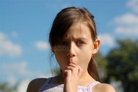 Маленькая девочка есть мороженное Стоковое Фото изображение насчитывающей небо девушка 2769652