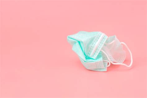 사용 된 녹색 의료 얼굴 마스크는 오래된 장미 배경에 구겨졌다 격리 후 거부 또는 폐기 마스크의 개념 수술용 마스크에 대한 스톡 사진 및 기타 이미지 Istock