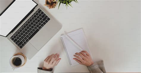 흰색 책상 배경에 노트북 컴퓨터를 사용하는 동안 프로젝트를 계획하는 사업가의 상위 뷰 사진 Unsplash의 사무실 이미지