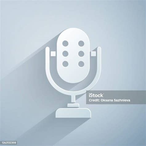 회색 배경에 격리된 용지 절단 마이크 아이콘입니다 공기 라디오 마이크 마이크에 스피커 기호입니다 종이 아트 스타일 벡터 3차원 형태에 대한 스톡 벡터 아트 및 기타 이미지
