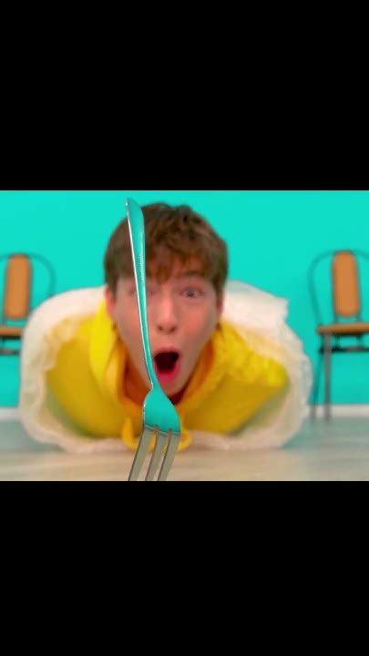 Хлопець взяв виделку Youtube