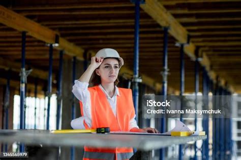 건축가 또는 엔지니어 작업 청사진 계획과 건설 현장의 실내 검색 건물 프로젝트 여성 건설 엔지니어 또는 건축가 작업 인력 20