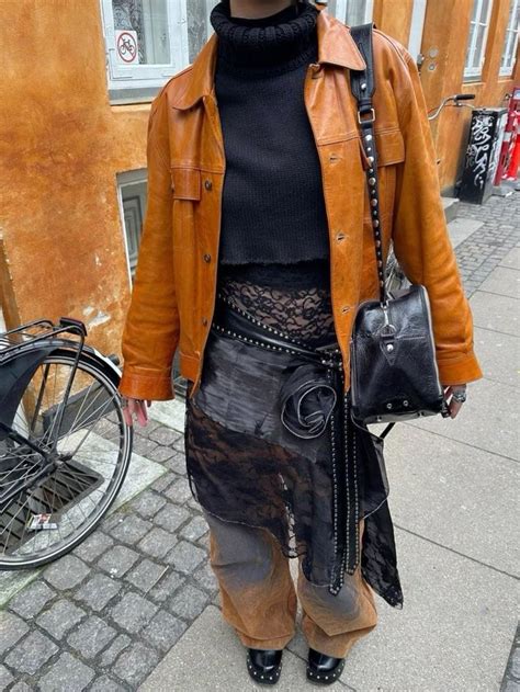 А теперь смертельный номер для общественности — юбка поверх джинс или брюк Не знаю как люди в