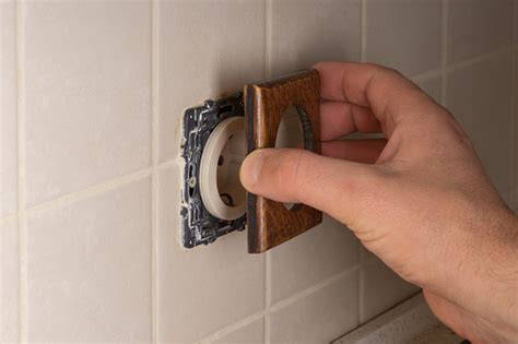 벽 소켓 전기 콘센트를 설치하는 과정 수제 오크 나무 오버레이 가까운에 대한 스톡 사진 및 기타 이미지 가까운 가정 생활 가정의 방 Istock