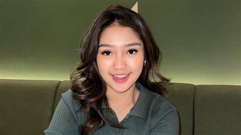 Sebulan Lalu Ditangkap Narkoba Kini Chandrika Chika Kepergok Aktif Medsos Like Postingan Ini