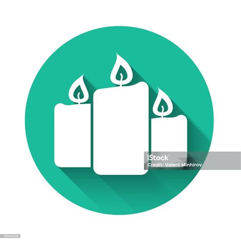 화이트 불타는 촛불 긴 그림자와 고립 된 아이콘입니다 구식 조명 촛불 불타는 불꽃 원통형 방향족 촛불 스틱 녹색 원 버튼을 클릭 합니다 벡터 일러스트 개념에 대한 스톡 벡터